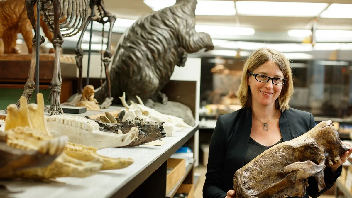Video: Happy Hour with Dr. Emily Lindsey | Natural History Museums of ...